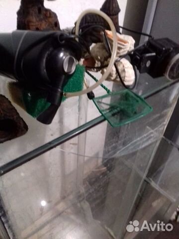 2 аквариума, один треснут