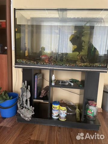 Аквариум с рыбками и тумбой